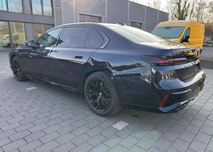 Black BMW m760 2024 in Klaipeda, with an engine capacity of 3.00 L and mileage of 24 thousand km for 39500 €, photo 3 on AUTOMOTO.COM.LV