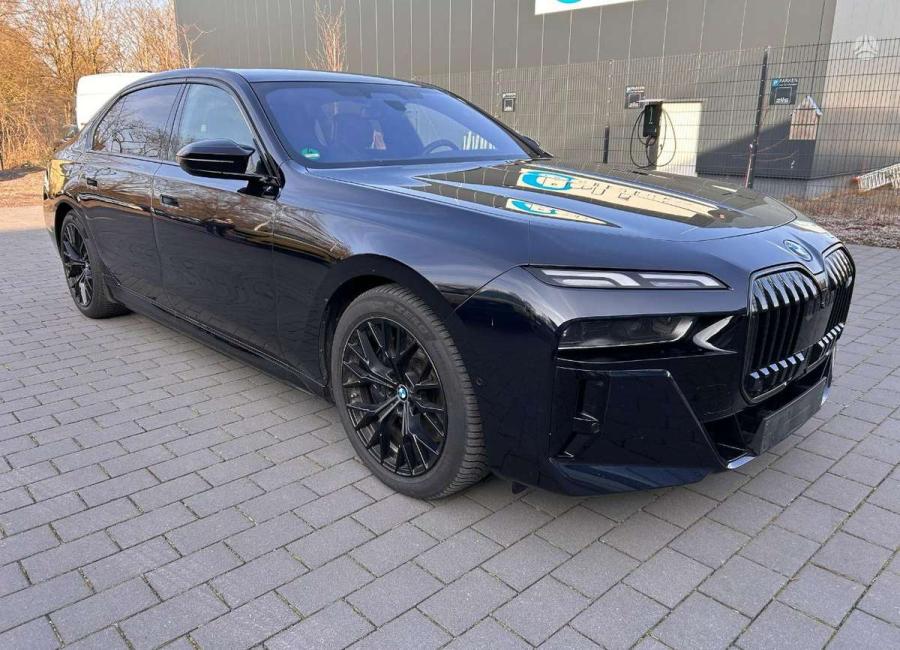 Black BMW m760 2024 in Klaipeda, with an engine capacity of 3.00 L and mileage of 24 thousand km for 39500 €, photo 4 on AUTOMOTO.COM.LV