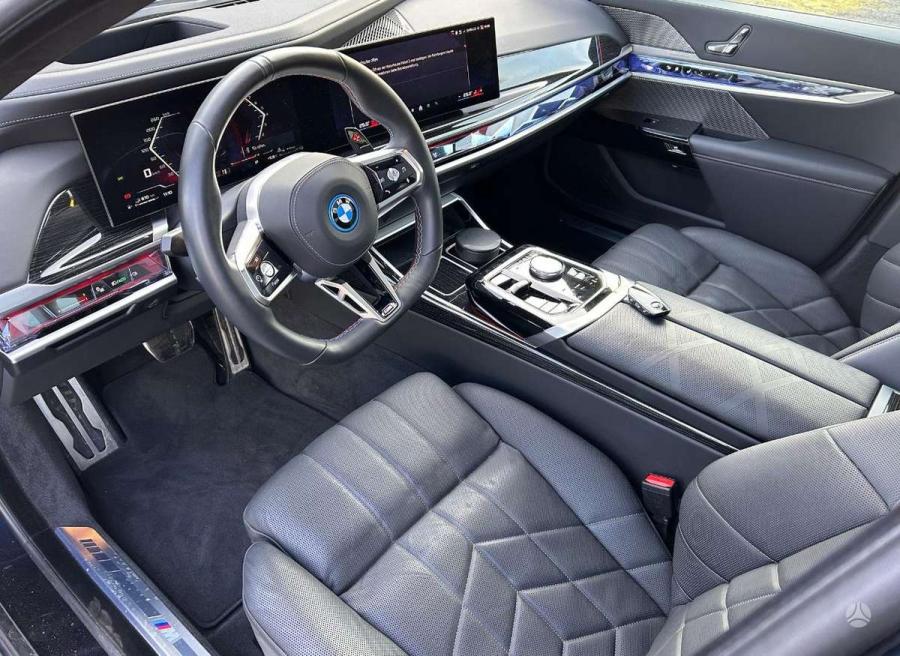 Black BMW m760 2024 in Klaipeda, with an engine capacity of 3.00 L and mileage of 24 thousand km for 39500 €, photo 15 on AUTOMOTO.COM.LV