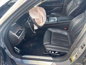 Grey BMW m760 2020 in Kaunas, with an engine capacity of 6.59 L and mileage of 105 thousand km for 36900 €, photo 8 on AUTOMOTO.COM.LV