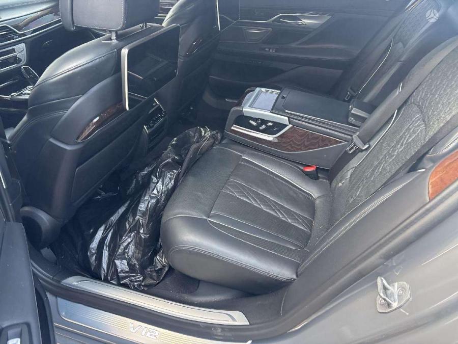 Grey BMW m760 2020 in Kaunas, with an engine capacity of 6.59 L and mileage of 105 thousand km for 36900 €, photo 9 on AUTOMOTO.COM.LV