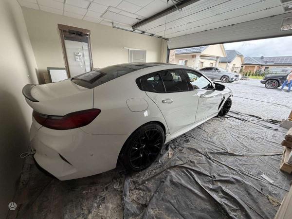 Balts BMW M8 2020 Tauragė, ar dzinēja tilpumu 4.40 L un nobraukumu 62 tūkst. km par 37000 €, foto 4 vietnē AUTOMOTO.COM.LV
