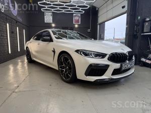 Balts BMW M8 2022 Liepāja, ar dzinēja tilpumu 4.40 L un nobraukumu 72 tūkst. km par 82000 €, foto  vietnē AUTOMOTO.COM.LV