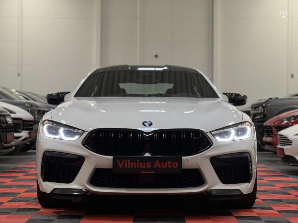 Белый БМВ M8 2022 в Вильнюс, объемом двигателя 4.40 л и пробегом 37 тыс. км за 69999 €, фото 2 на AUTOMOTO.COM.LV