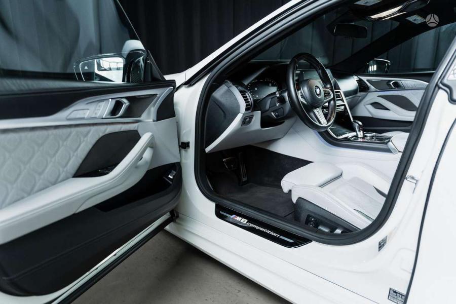 White BMW M8 2022 in Vilnius, with an engine capacity of 4.40 L and mileage of 49 thousand km for 57999 €, photo 16 on AUTOMOTO.COM.LV