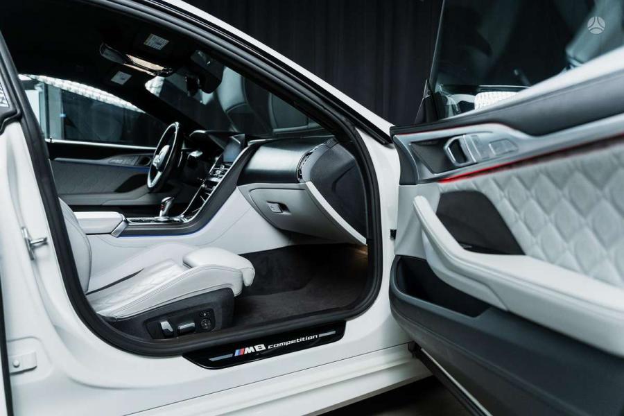 White BMW M8 2022 in Vilnius, with an engine capacity of 4.40 L and mileage of 49 thousand km for 57999 €, photo 29 on AUTOMOTO.COM.LV