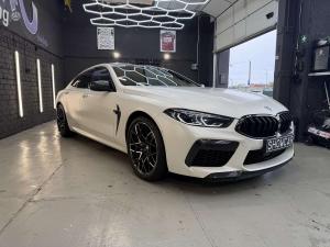 Balts BMW M8 2022 Liepāja, ar dzinēja tilpumu 4.40 L un nobraukumu 72 tūkst. km par 82000 €, foto  vietnē AUTOMOTO.COM.LV