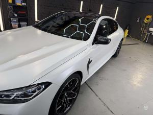Balts BMW M8 2022 Liepāja, ar dzinēja tilpumu 4.40 L un nobraukumu 72 tūkst. km par 82000 €, foto 4 vietnē AUTOMOTO.COM.LV