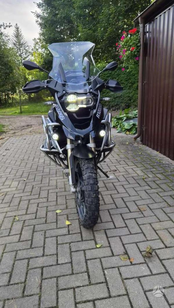 BMW R 1200GS 2016 in Kaunas on AUTOMOTO.COM.LV Grey BMW R 1200GS 2016 in Kaunas, with an engine capacity of 1.20 L and mileage of 77 thousand km for 8250 €, photo 1 on AUTOMOTO.COM.LV
