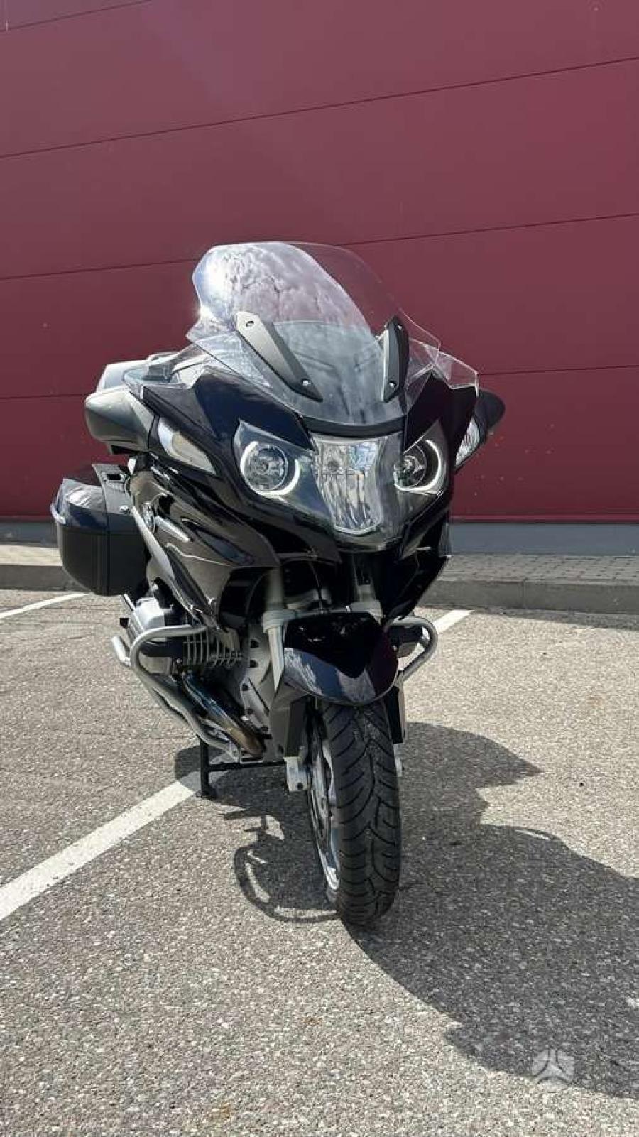 Red BMW R 1200RT 2014 in Kaunas, with an engine capacity of 1.20 L and mileage of 44 thousand km for 8800 €, photo 1 on AUTOMOTO.COM.LV