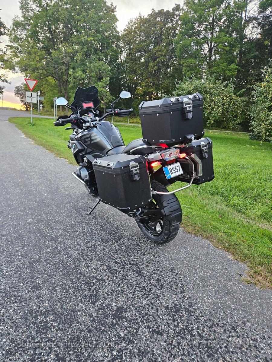 Black BMW R 1250GS 2022 in Tartu, with an engine capacity of 1.25 L and mileage of 26 thousand km for 18500 €, photo 3 on AUTOMOTO.COM.LV
