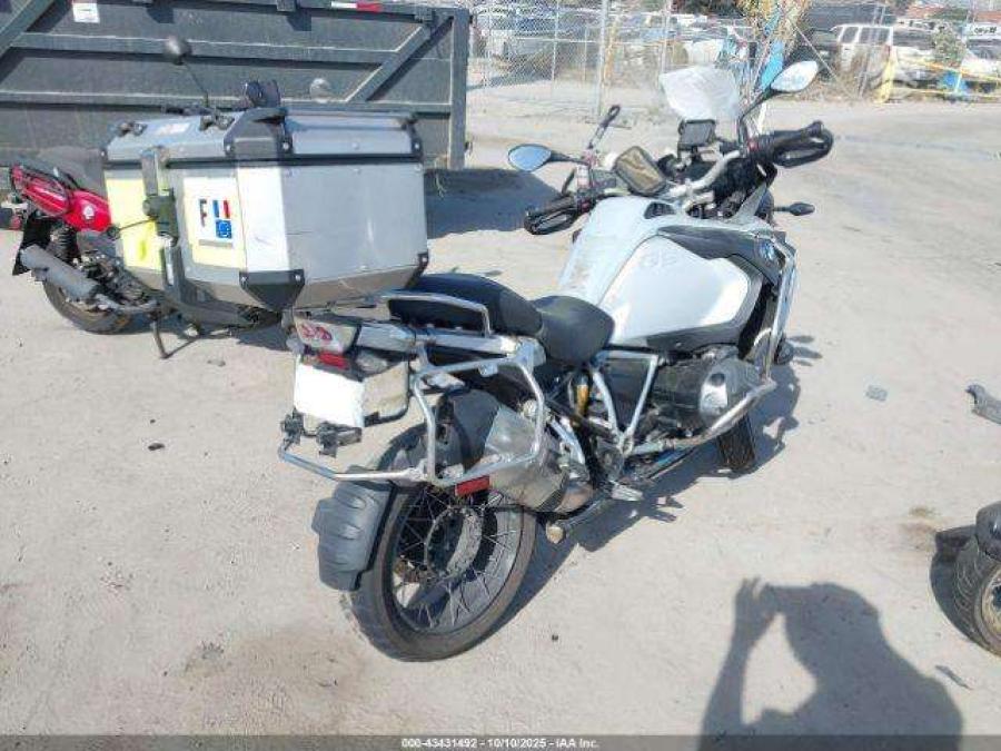 Pelēks BMW R 1250GS 2021 Klaipėda, ar dzinēja tilpumu 1.25 L un nobraukumu 104 tūkst. km par 7000 €, foto 3 vietnē AUTOMOTO.COM.LV