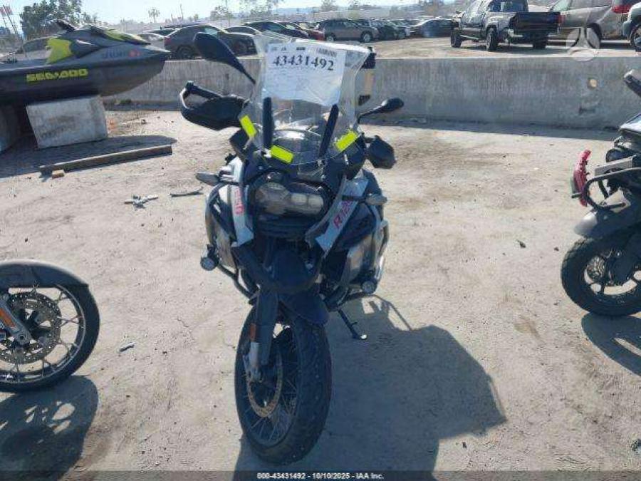 Pelēks BMW R 1250GS 2021 Klaipėda, ar dzinēja tilpumu 1.25 L un nobraukumu 104 tūkst. km par 7000 €, foto 4 vietnē AUTOMOTO.COM.LV