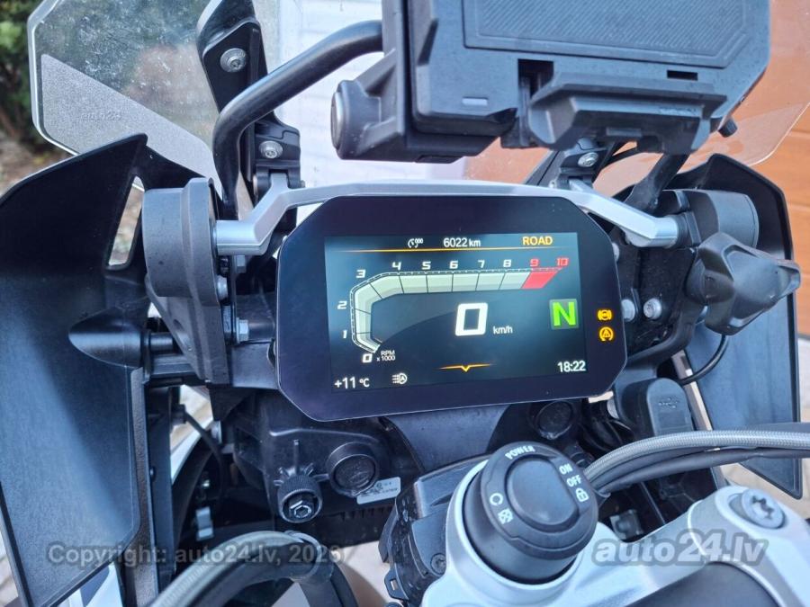 BMW R 1250GS 2023 Saue, ar dzinēja tilpumu 1.25 L un nobraukumu 6 tūkst. km par 19500 €, foto 6 vietnē AUTOMOTO.COM.LV