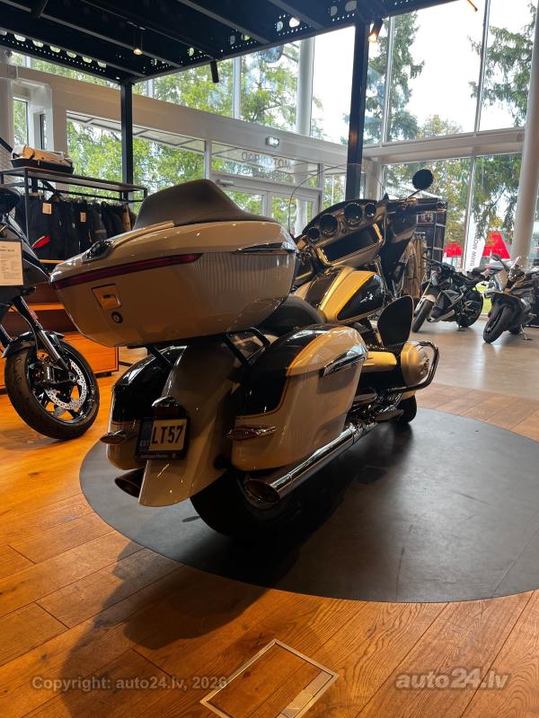 White BMW R 18 2024 in Tallinn, with an engine capacity of 1.80 L and mileage of 1 thousand km for 23990 €, photo 3 on AUTOMOTO.COM.LV