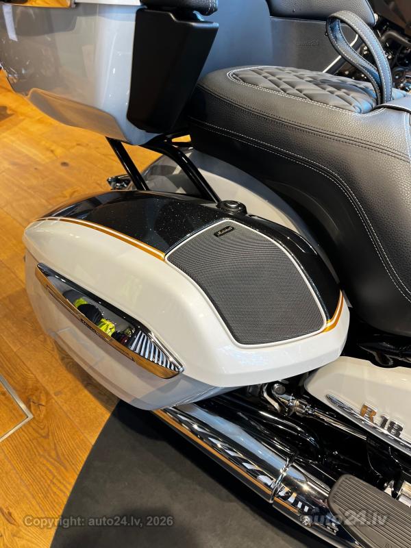 White BMW R 18 2024 in Tallinn, with an engine capacity of 1.80 L and mileage of 1 thousand km for 23990 €, photo 7 on AUTOMOTO.COM.LV