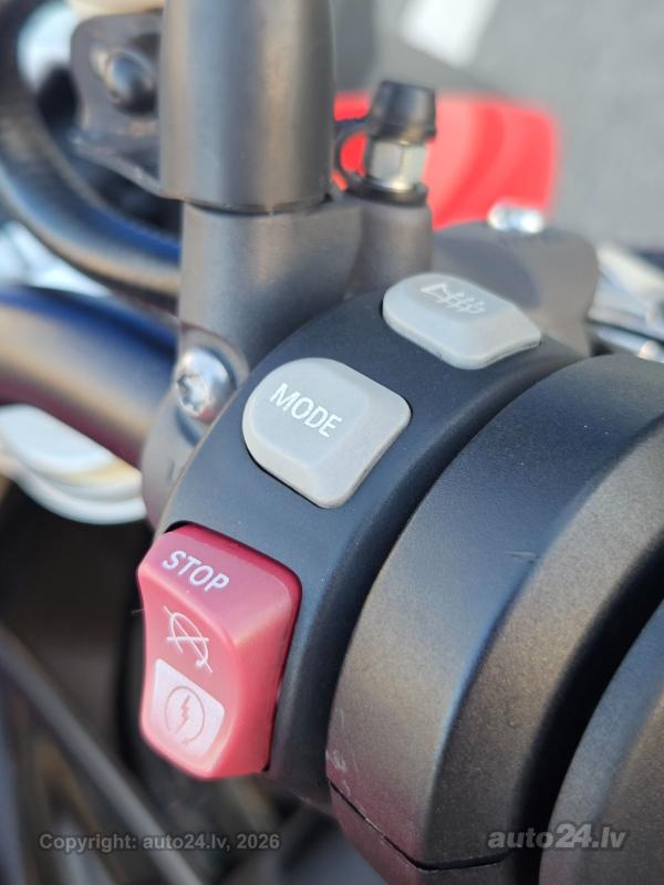 Черный БМВ S 1000R 2014 в Таллин, объемом двигателя 1.00 л и пробегом 26 тыс. км за 6300 €, фото 9 на AUTOMOTO.COM.LV