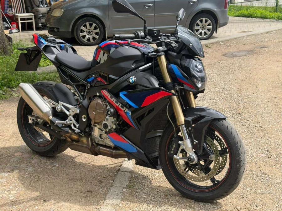 Black BMW S 1000R 2024 in Vilnius, with an engine capacity of 0.00 L and mileage of 4 thousand km for 12999 €, photo 3 on AUTOMOTO.COM.LV