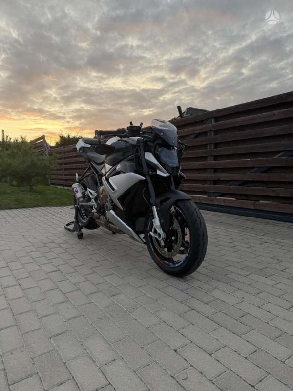 Black BMW S 1000R 2024 in Vilnius, with an engine capacity of 1.00 L and mileage of 27 thousand km for 11599 €, photo 8 on AUTOMOTO.COM.LV