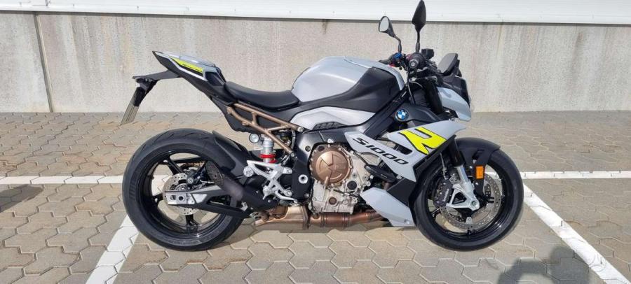 Grey BMW S 1000R 2022 in Vilnius, with an engine capacity of 1.00 L and mileage of 30 thousand km for 10500 €, photo 1 on AUTOMOTO.COM.LV