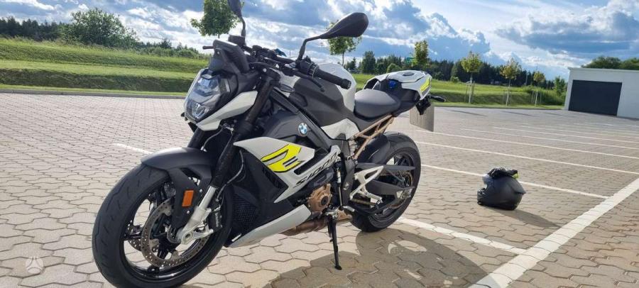 Grey BMW S 1000R 2022 in Vilnius, with an engine capacity of 1.00 L and mileage of 30 thousand km for 10500 €, photo 3 on AUTOMOTO.COM.LV
