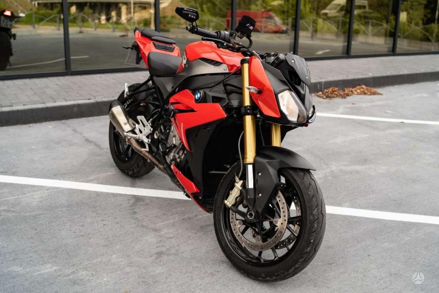 Red BMW S 1000R 2015 in Klaipeda, with an engine capacity of 1.00 L and mileage of 39 thousand km for 6800 €, photo 1 on AUTOMOTO.COM.LV