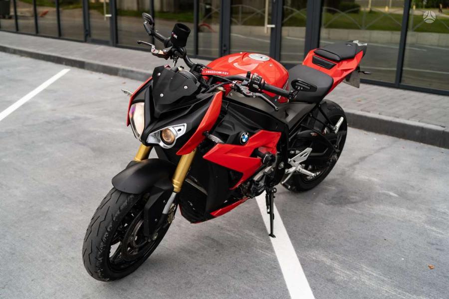 Red BMW S 1000R 2015 in Klaipeda, with an engine capacity of 1.00 L and mileage of 39 thousand km for 6800 €, photo 3 on AUTOMOTO.COM.LV