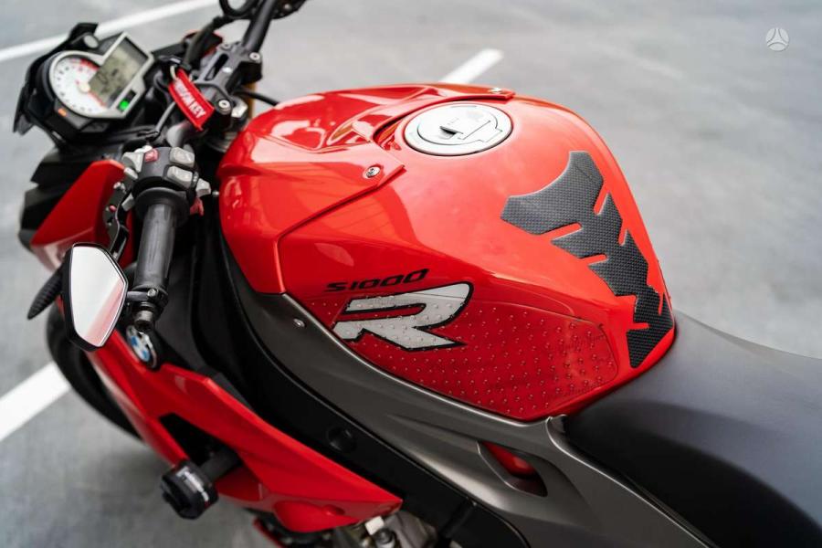 Red BMW S 1000R 2015 in Klaipeda, with an engine capacity of 1.00 L and mileage of 39 thousand km for 6800 €, photo 12 on AUTOMOTO.COM.LV
