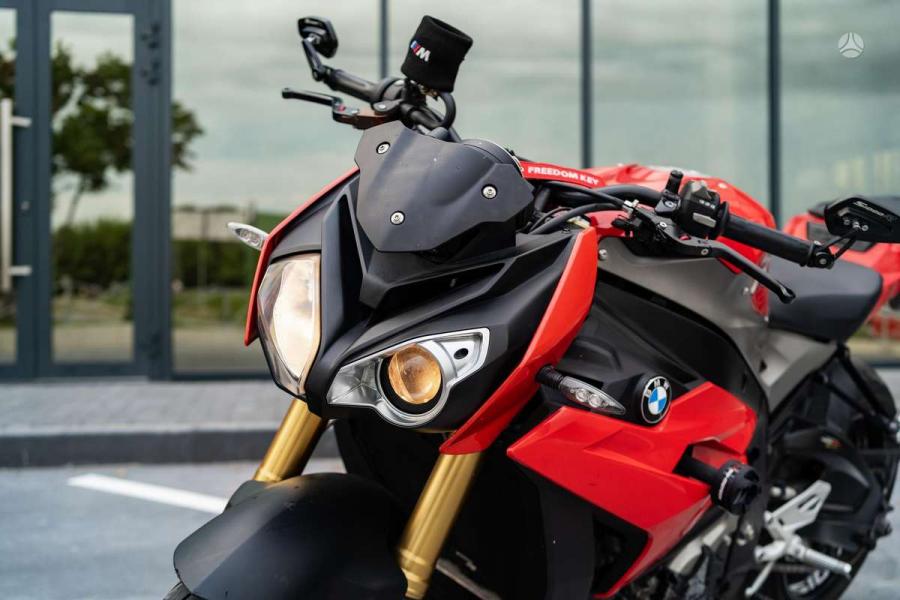 Red BMW S 1000R 2015 in Klaipeda, with an engine capacity of 1.00 L and mileage of 39 thousand km for 6800 €, photo 19 on AUTOMOTO.COM.LV