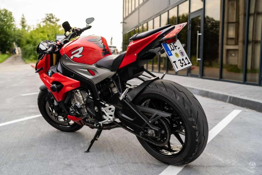 Red BMW S 1000R 2015 in Klaipeda, with an engine capacity of 1.00 L and mileage of 39 thousand km for 6800 €, photo 21 on AUTOMOTO.COM.LV