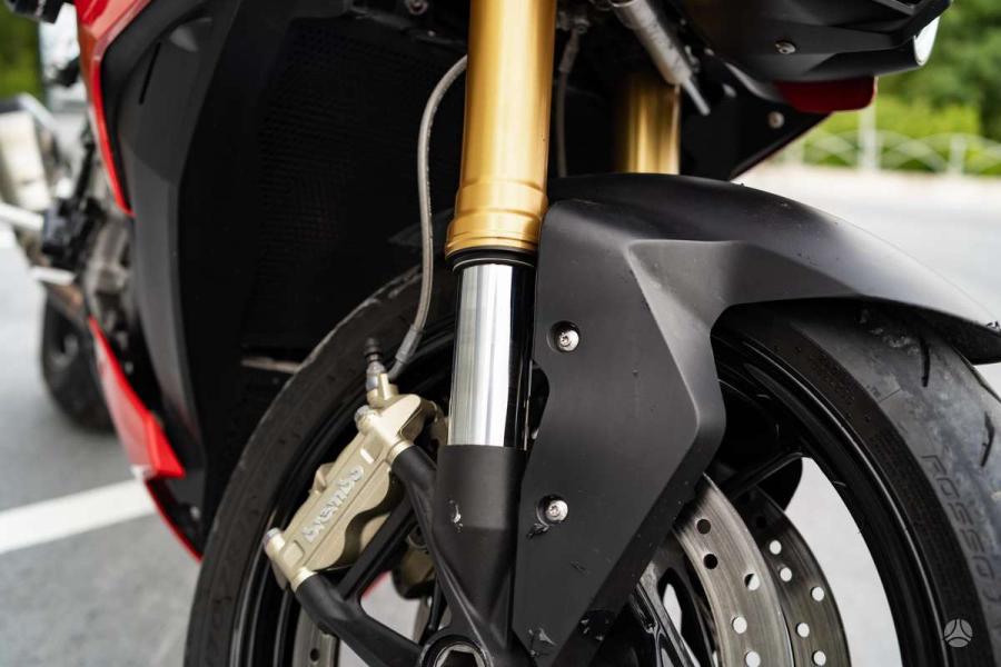 Red BMW S 1000R 2015 in Klaipeda, with an engine capacity of 1.00 L and mileage of 39 thousand km for 6800 €, photo 24 on AUTOMOTO.COM.LV