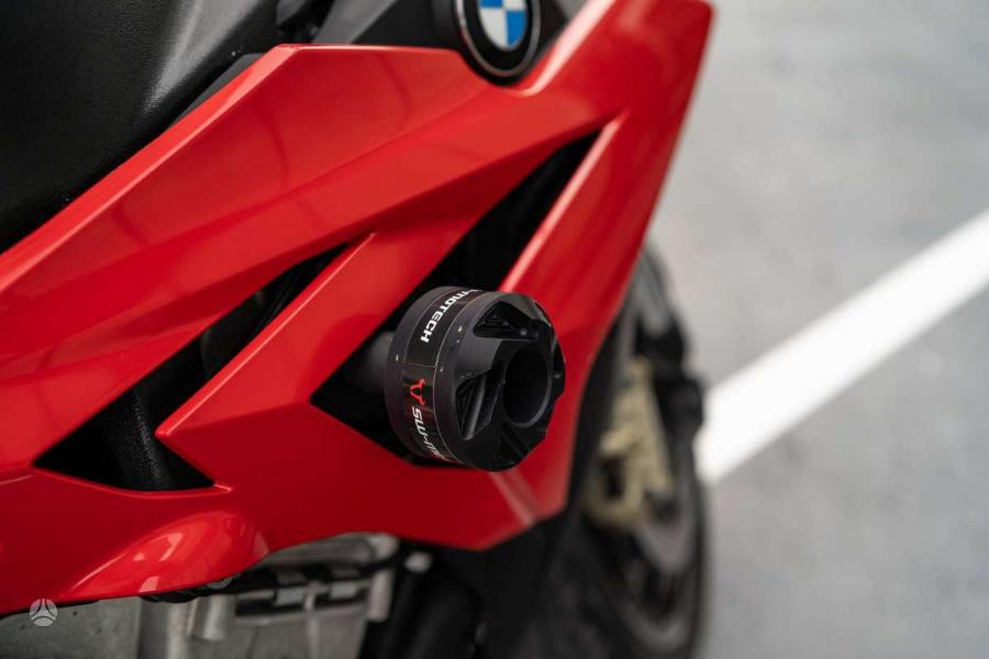 Red BMW S 1000R 2015 in Klaipeda, with an engine capacity of 1.00 L and mileage of 39 thousand km for 6800 €, photo 31 on AUTOMOTO.COM.LV