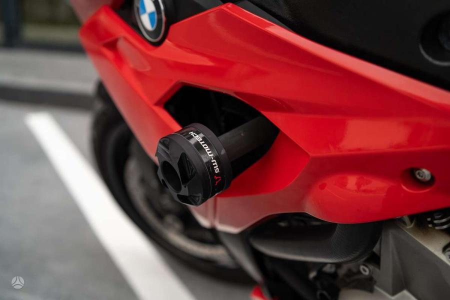 Red BMW S 1000R 2015 in Klaipeda, with an engine capacity of 1.00 L and mileage of 39 thousand km for 6800 €, photo 32 on AUTOMOTO.COM.LV