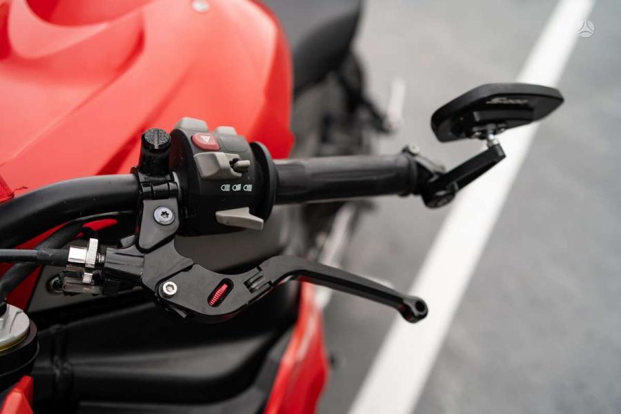 Red BMW S 1000R 2015 in Klaipeda, with an engine capacity of 1.00 L and mileage of 39 thousand km for 6800 €, photo 33 on AUTOMOTO.COM.LV