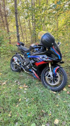 Black BMW S 1000RR 2020 in Ignalina, with an engine capacity of 1.00 L and mileage of 24 thousand km for 18000 €, photo 3 on AUTOMOTO.COM.LV
