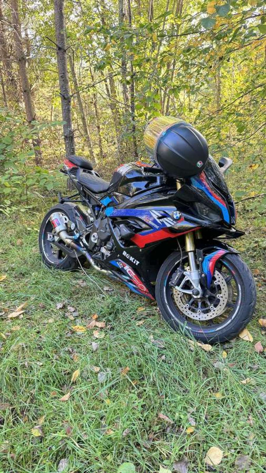 Black BMW S 1000RR 2020 in Ignalina, with an engine capacity of 1.00 L and mileage of 24 thousand km for 18000 €, photo 3 on AUTOMOTO.COM.LV