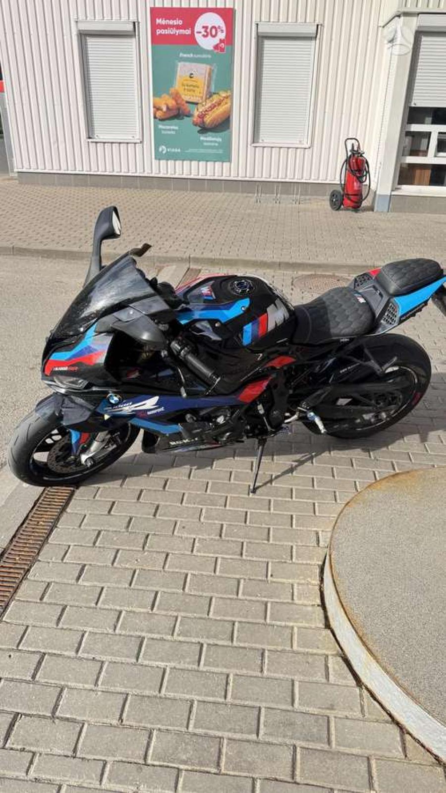 Black BMW S 1000RR 2020 in Ignalina, with an engine capacity of 1.00 L and mileage of 24 thousand km for 18000 €, photo 6 on AUTOMOTO.COM.LV