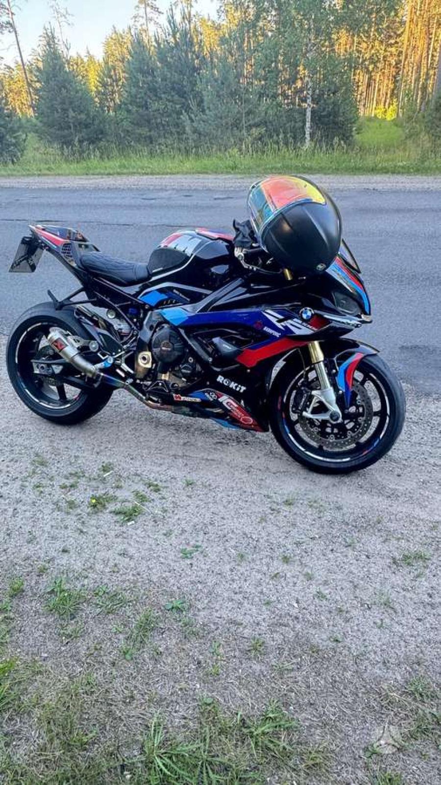 Black BMW S 1000RR 2020 in Ignalina, with an engine capacity of 1.00 L and mileage of 24 thousand km for 18000 €, photo 8 on AUTOMOTO.COM.LV