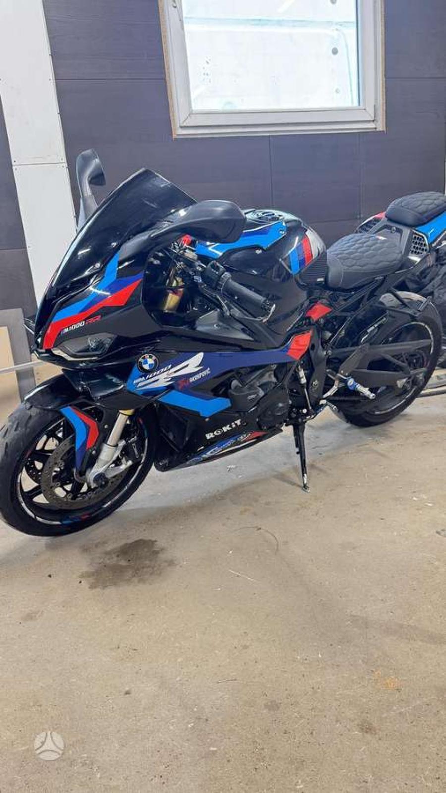 Black BMW S 1000RR 2020 in Ignalina, with an engine capacity of 1.00 L and mileage of 24 thousand km for 18000 €, photo 9 on AUTOMOTO.COM.LV