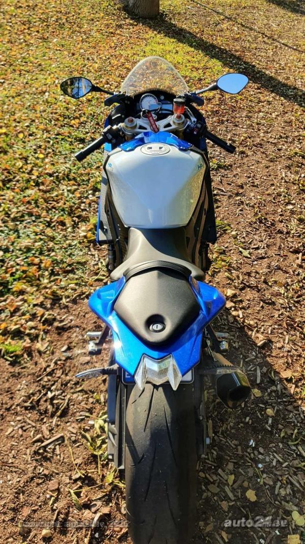 Zils BMW S 1000RR 2012 Kuresāre, ar dzinēja tilpumu 1.00 L un nobraukumu 27 tūkst. km par 10000 €, foto 5 vietnē AUTOMOTO.COM.LV
