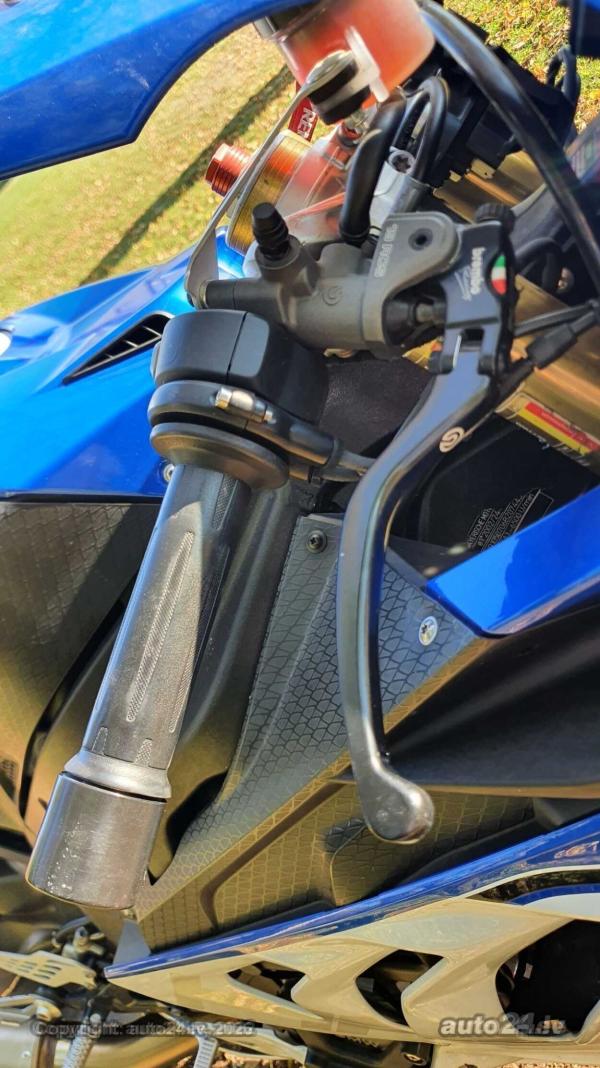 Zils BMW S 1000RR 2012 Kuresāre, ar dzinēja tilpumu 1.00 L un nobraukumu 27 tūkst. km par 10000 €, foto 7 vietnē AUTOMOTO.COM.LV
