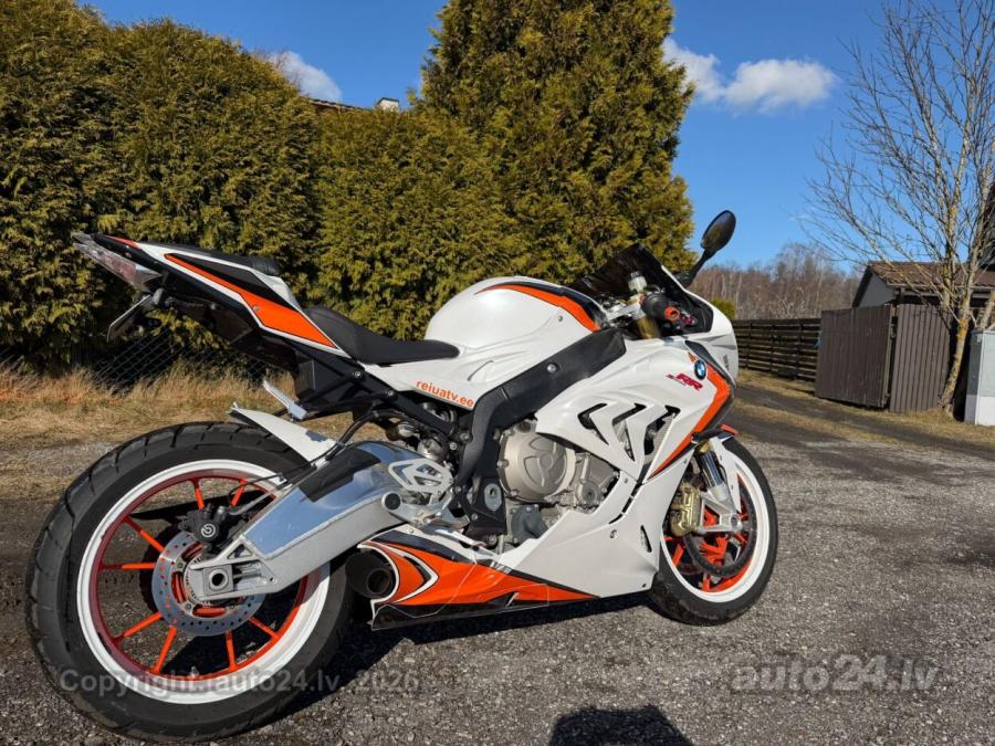White BMW S 1000RR 2015 in Tallinn, with an engine capacity of 1.00 L and mileage of 27 thousand km for 11500 €, photo 2 on AUTOMOTO.COM.LV
