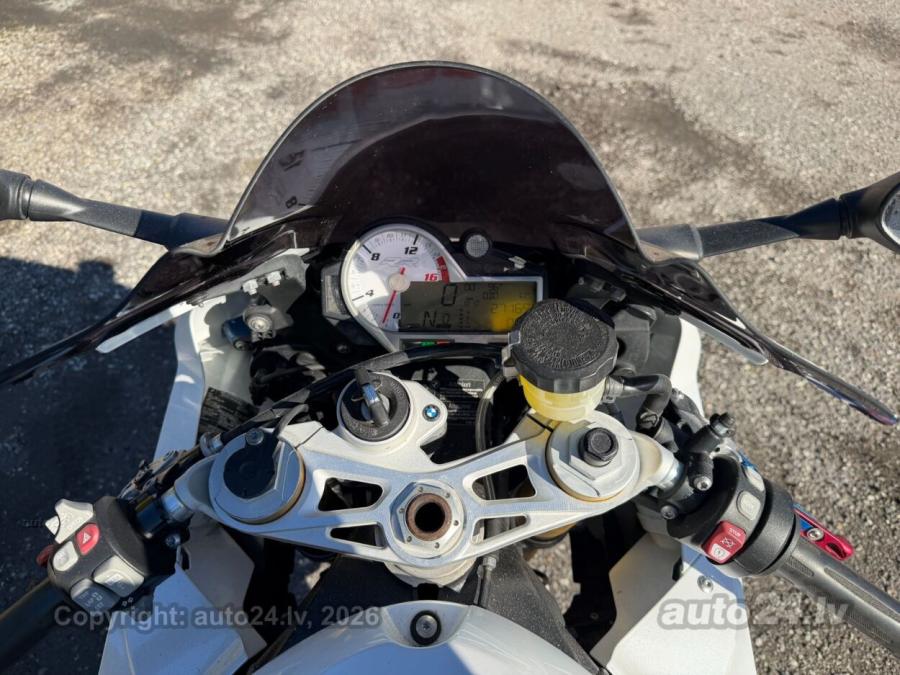 White BMW S 1000RR 2015 in Tallinn, with an engine capacity of 1.00 L and mileage of 27 thousand km for 11500 €, photo 3 on AUTOMOTO.COM.LV