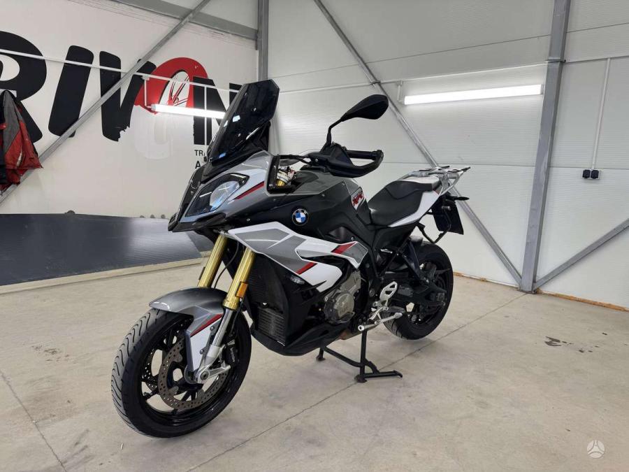 Белый БМВ S 1000XR 2017 в Утена, объемом двигателя 1.00 л и пробегом 54 тыс. км за 9350 €, фото 1 на AUTOMOTO.COM.LV