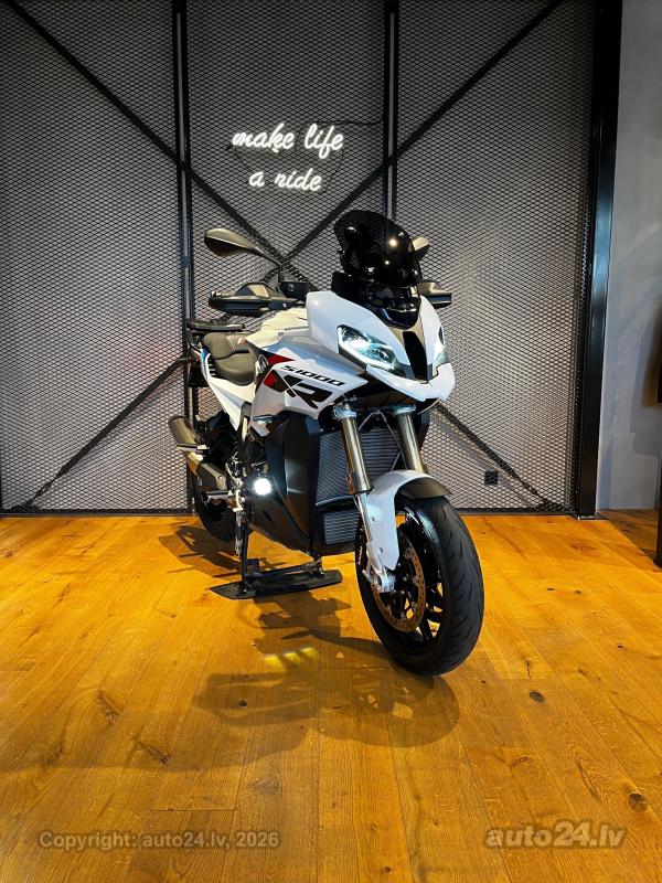 БМВ S 1000XR 2026 в Таллин на AUTOMOTO.COM.LV Белый БМВ S 1000XR 2026 в Таллин, объемом двигателя 1.00 л и пробегом 5 тыс. км за 18950 €, фото 1 на AUTOMOTO.COM.LV