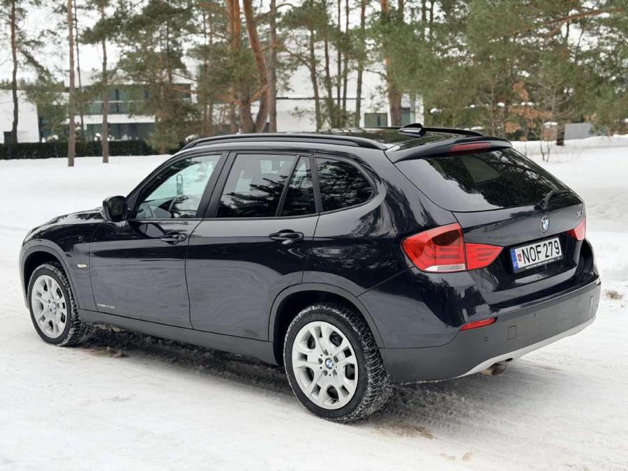 Black BMW X1 2009 in Kaunas, with an engine capacity of 2.00 L and mileage of 293 thousand km for 5700 €, photo 4 on AUTOMOTO.COM.LV
