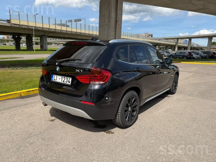 Black BMW X1 2009 in Riga, with an engine capacity of 2.00 L and mileage of 0 thousand km for 5600 €, photo 5 on AUTOMOTO.COM.LV