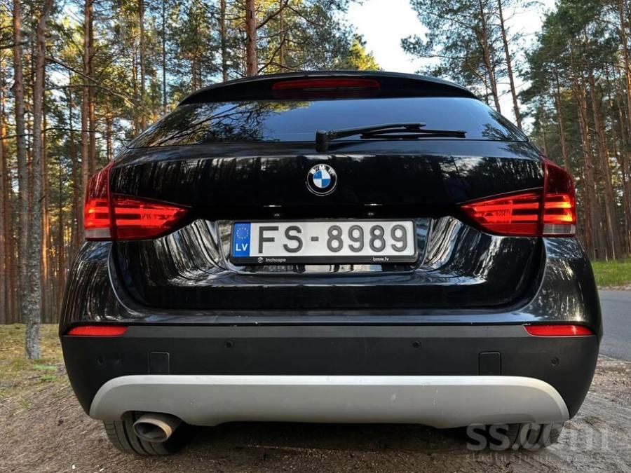 Black BMW X1 2009 in Riga, with an engine capacity of 2.00 L and mileage of 225 thousand km for 7700 €, photo 5 on AUTOMOTO.COM.LV