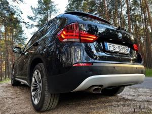 Black BMW X1 2009 in Riga, with an engine capacity of 2.00 L and mileage of 225 thousand km for 7700 €, photo 7 on AUTOMOTO.COM.LV
