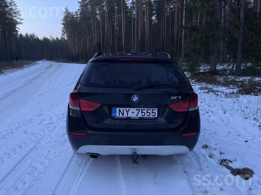 Melns BMW X1 2010 Bauska, ar dzinēja tilpumu 2.00 L un nobraukumu 310 tūkst. km par 6000 €, foto 4 vietnē AUTOMOTO.COM.LV